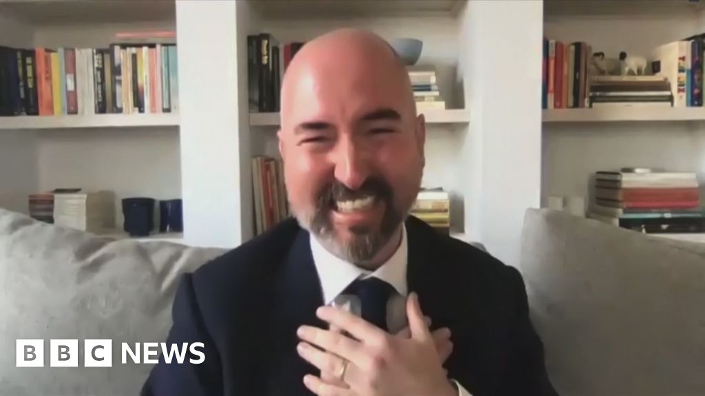 Booker winner Douglas Stuart remembers 'proud' Glaswegian mother - BBC News