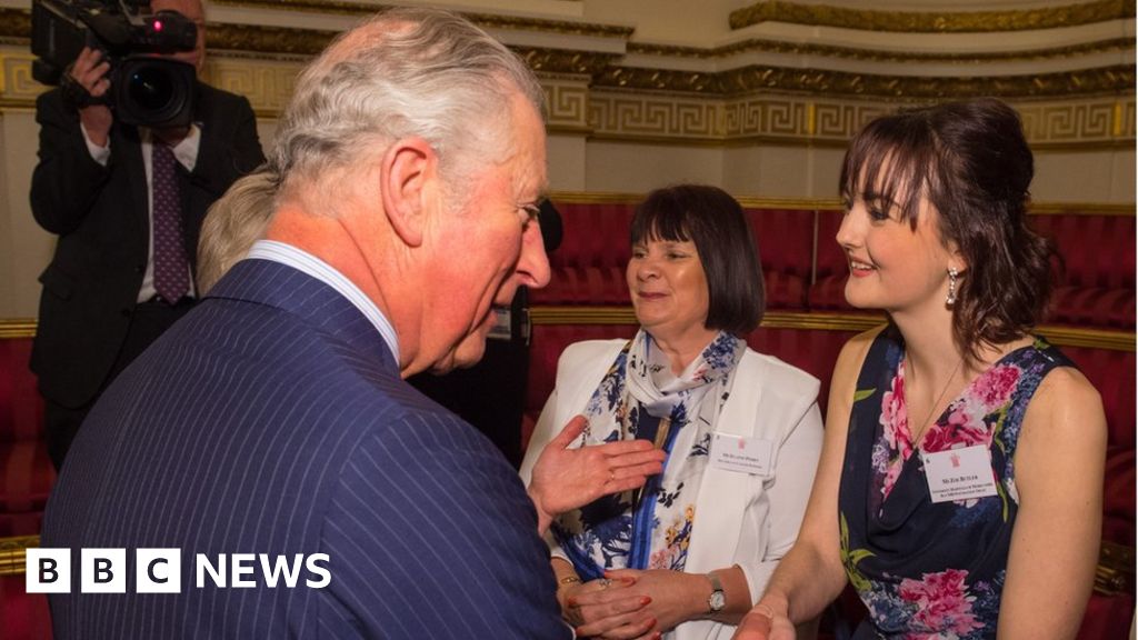 Prince Charles praises 'unsung' work by NHS nurses - BBC News