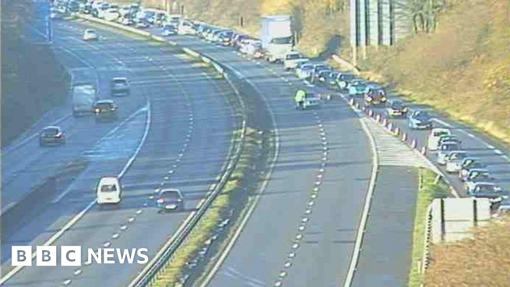 M4 crash near Swansea: Man dies in collision - BBC News