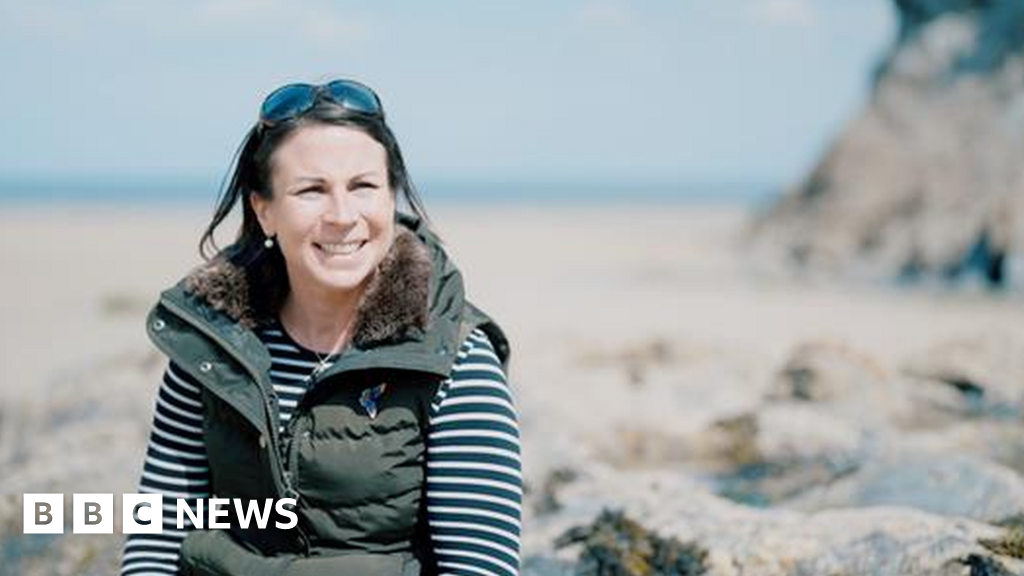 Cornwall mum of three develops app for seaside trippers - BBC News