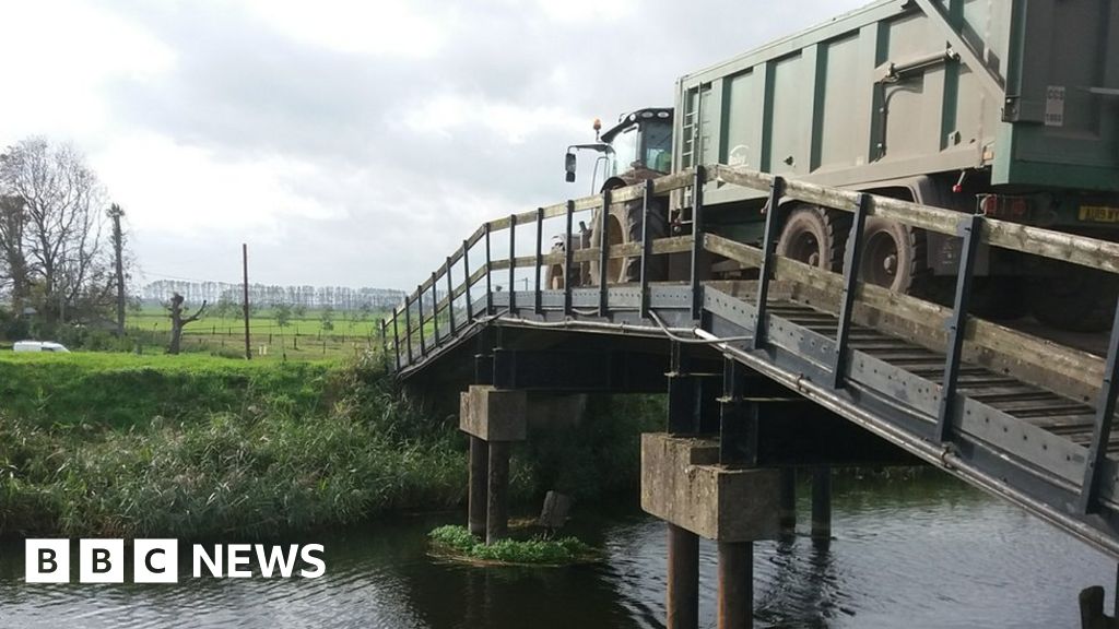 Little Ouse and Brandon Bank bridge row over £650 fee - BBC News