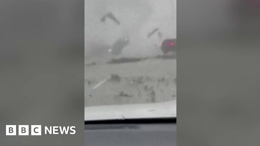 Florida tornado flips car across highway - BBC News