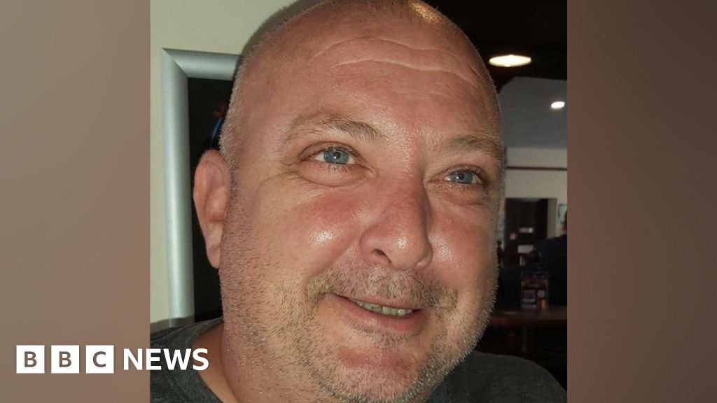 Littlehampton: Tributes paid to 'family man' found dead in street - BBC ...