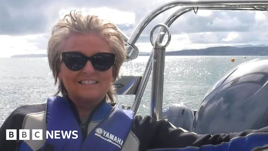 Water bikes: Safety advice changes after Jane Walker death - BBC News