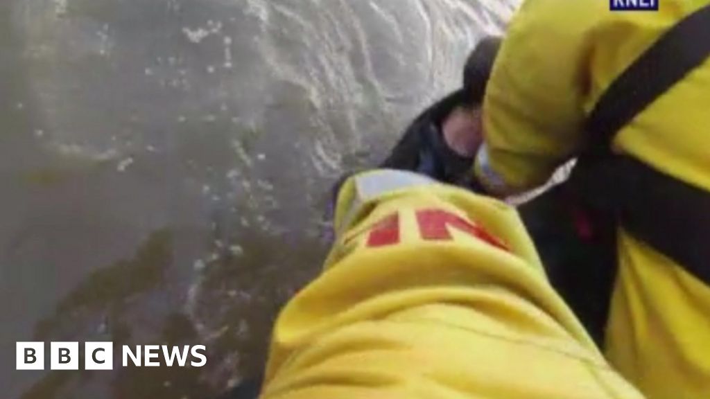 Man 'five seconds from drowning' rescued from River Thames - BBC News