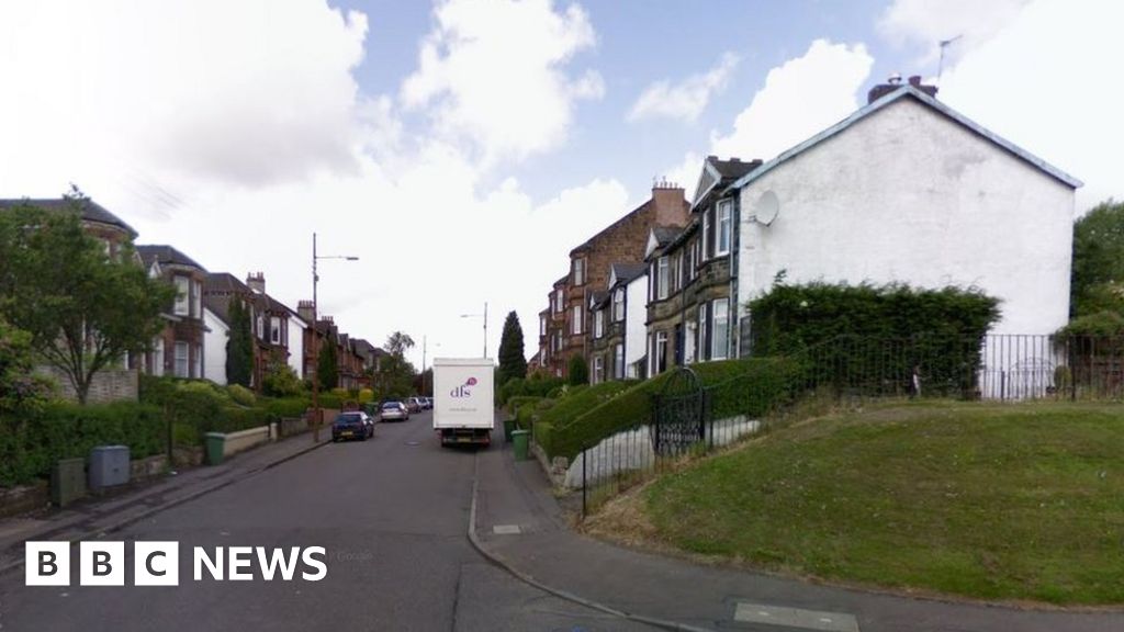 Police hunt knife gang over Glasgow murder bid - BBC News
