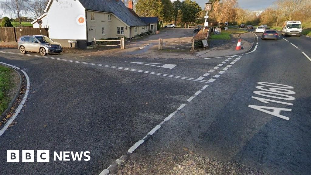 Roxwell: Man, 70s, dies in collision between car and lorry - BBC News