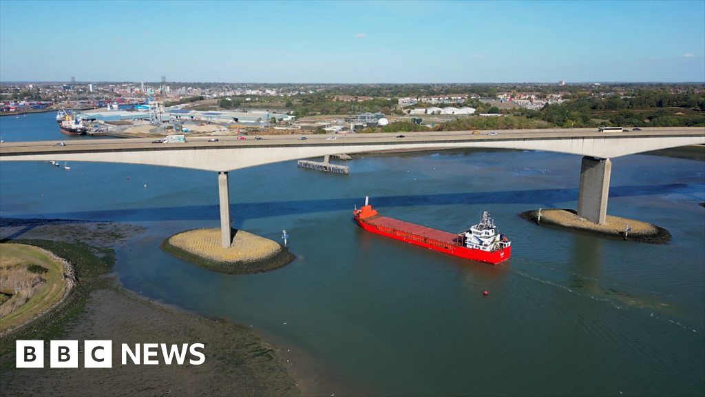 Orwell Bridge: Crossing reaches 40-year anniversary - BBC News