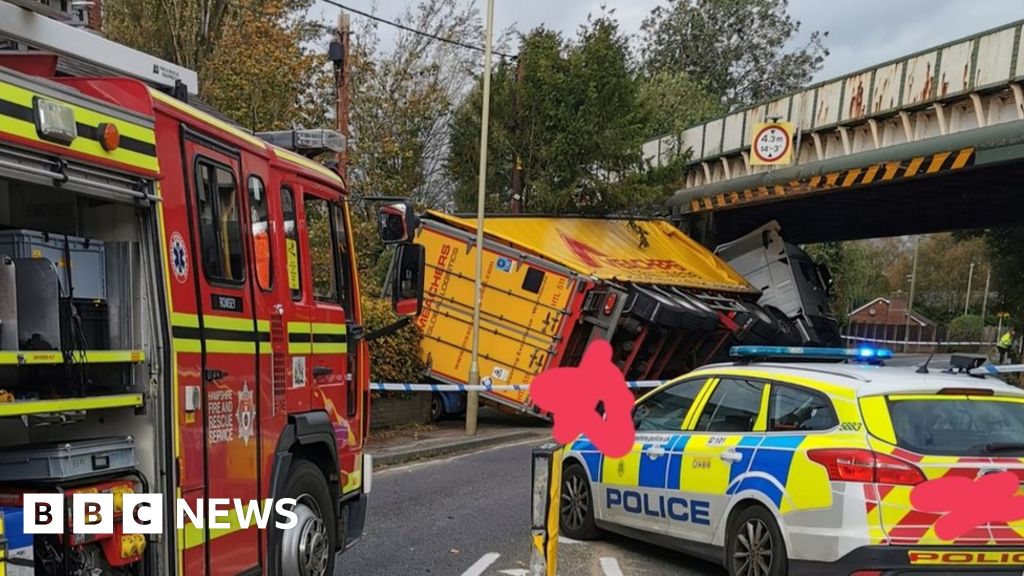 Road and rail disruption after lorry hits bridge in Romsey - BBC News