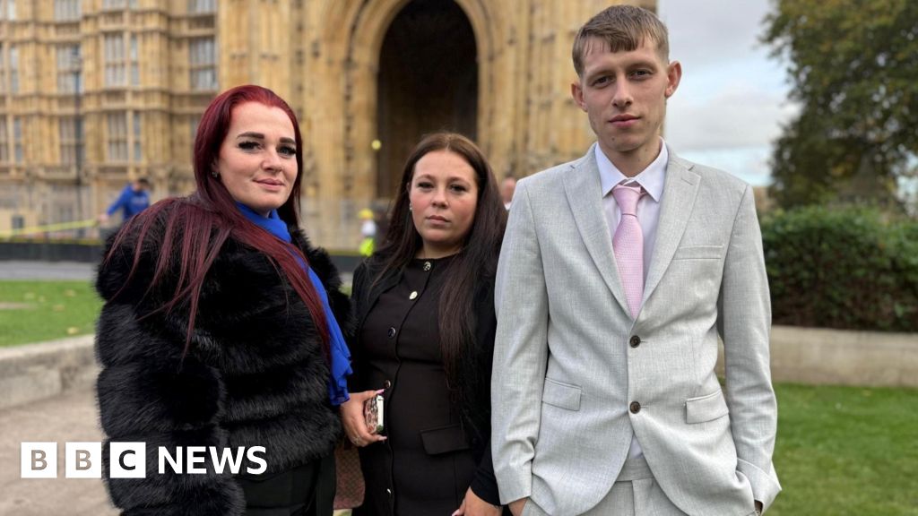 Parents meet minister over Leeds baby funeral director 'horror' - BBC News