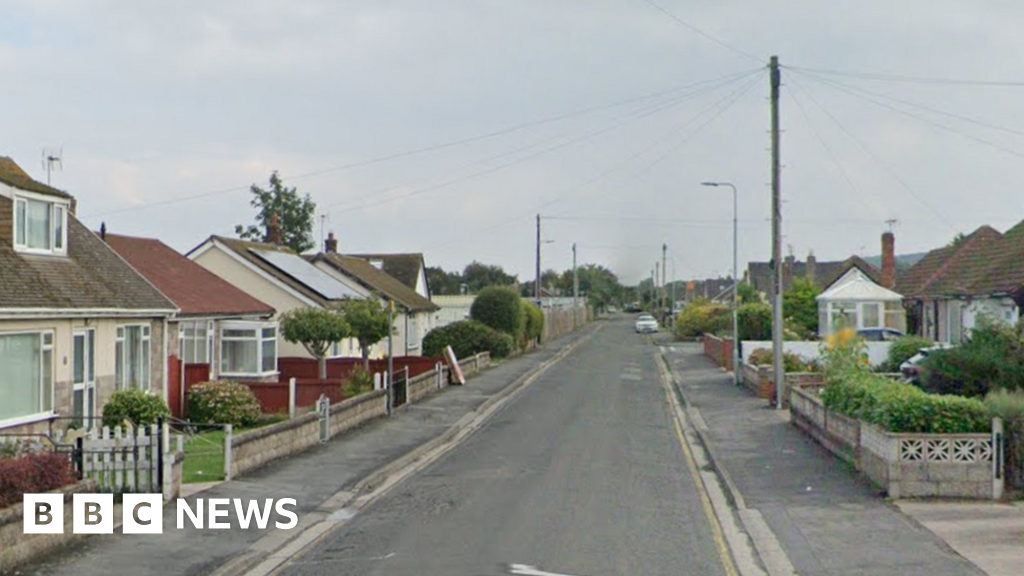 Prestatyn dishwasher fire: Two children in hospital - BBC News