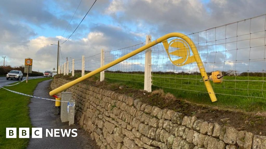 Mayor condemns Cornwall speed camera 'vandalism' - BBC News