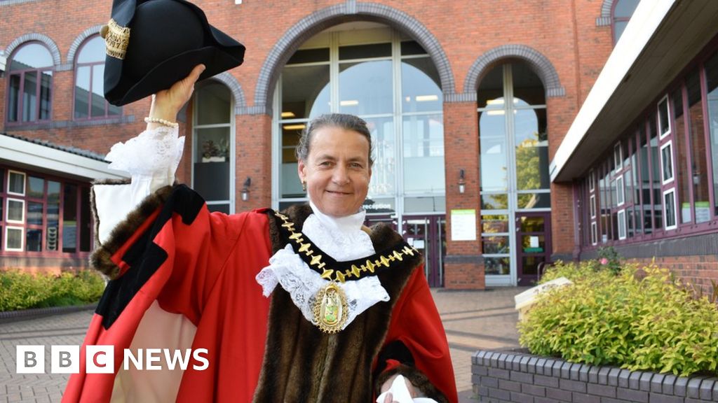 Sandwell mayor returns to medicine amid coronavirus demand - BBC News