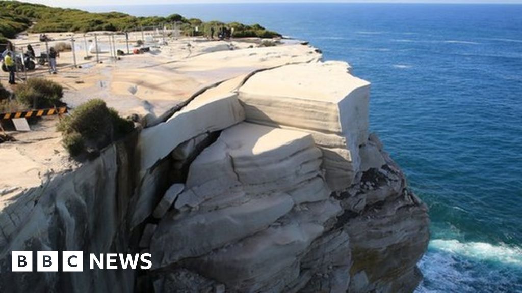 Popular Sydney rock formation 'could collapse at any time' - BBC News