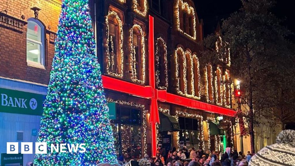 Isle of Man's capital sparkles at Christmas lights switch-on - BBC News