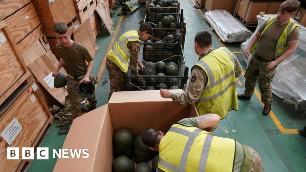 Surplus British Army helmets sent to Ukrainian military - BBC News