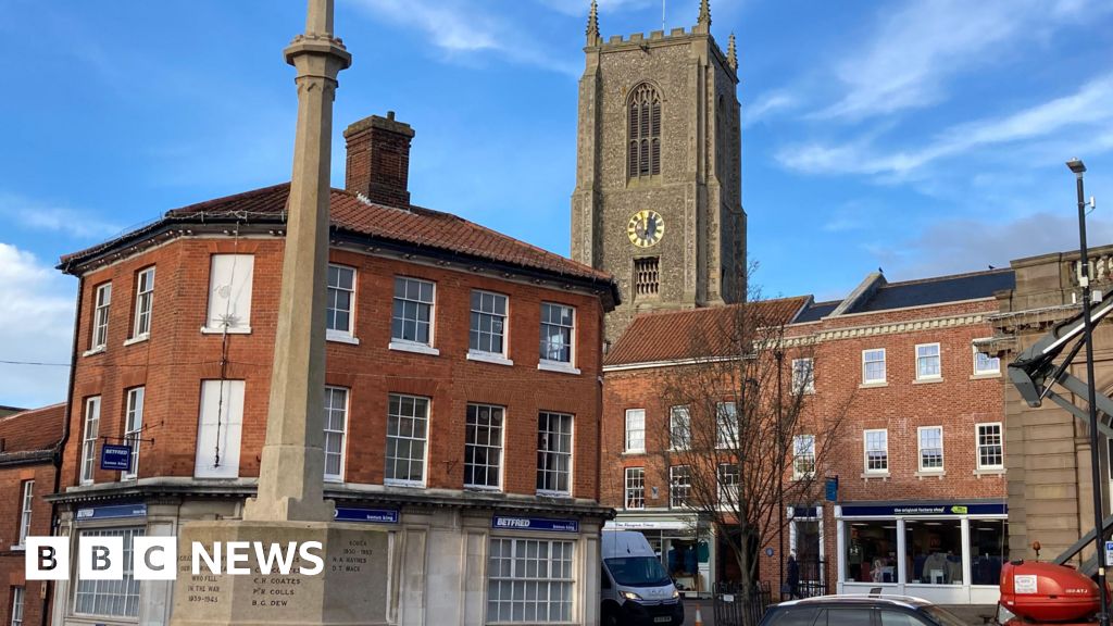 Broadland and Fakenham contested by election candidates - BBC News