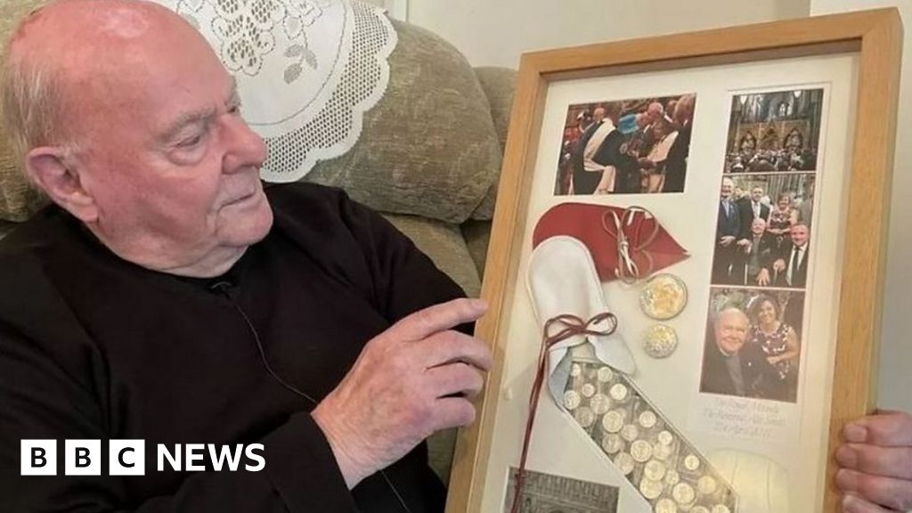 Queen Elizabeth II: Manx people who received Maundy money share memories
