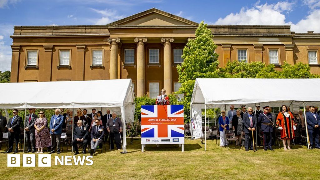 Veterans invited to receive badges from Mayor of Dudley - BBC News