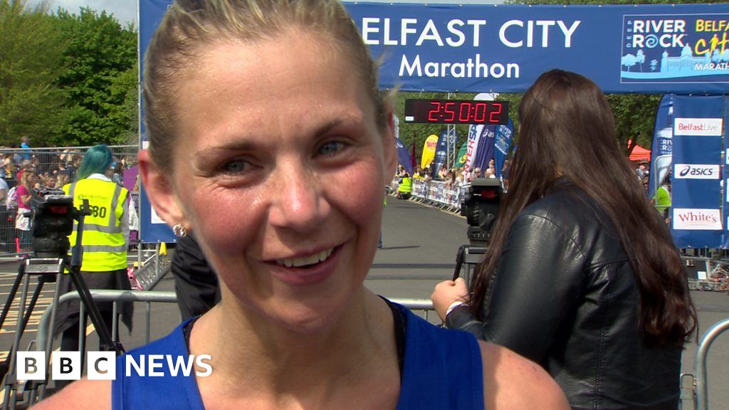 Kilkeel's Laura Graham thanks the crowd for the support - BBC News