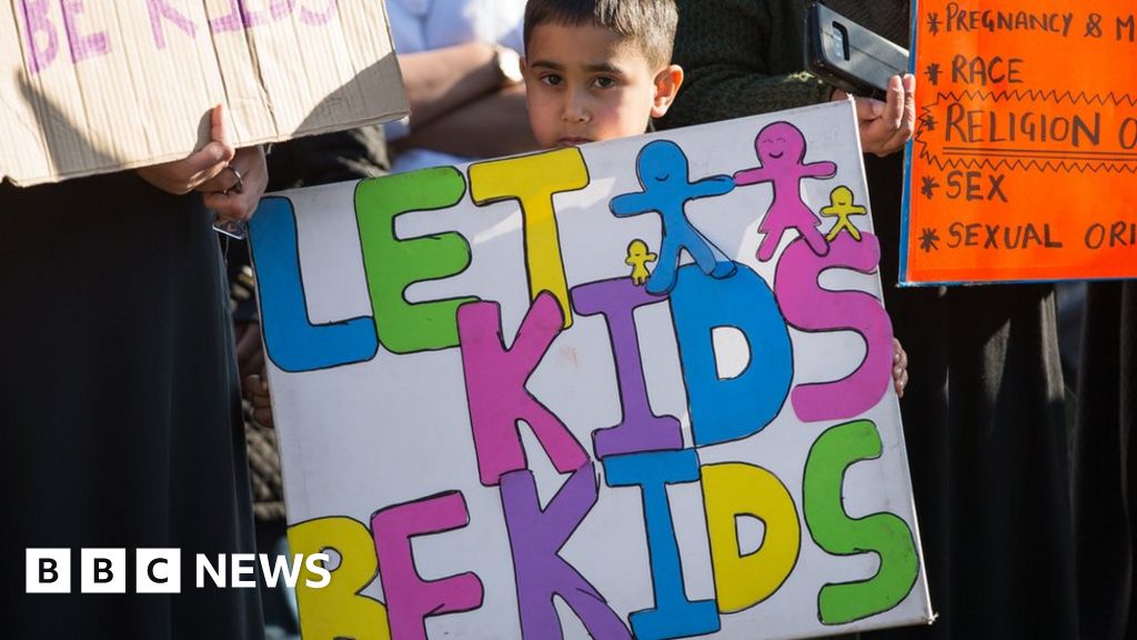 Birmingham LGBT row: The view from the school gates - BBC News