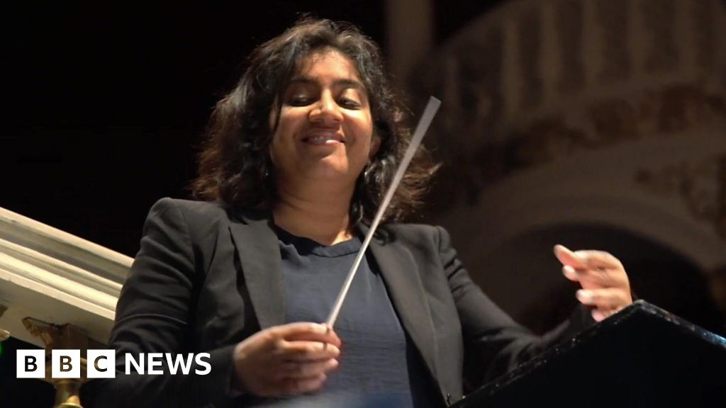 A musical homecoming for India-born conductor - BBC News