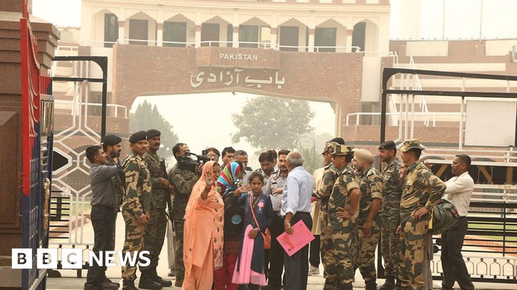 India releases Pakistani prisoner and her jail-born child - BBC News