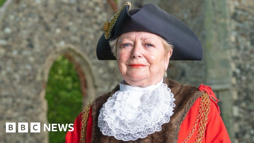 Covid-19: Great Yarmouth mayor resigns over breach of rules