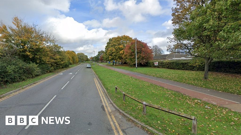 Child out of hospital after being hit by Huntingdon bus - BBC News