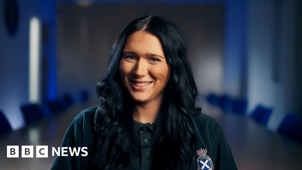 Emergency call handler: I love helping people - BBC News