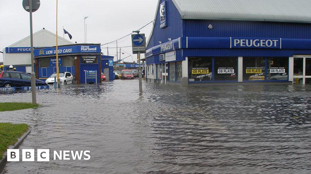 Poole £29m flood defence scheme approved - BBC News