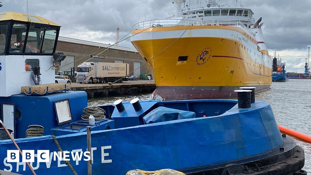 Warning after trawler crash caused oil spill in Hull dock - BBC News