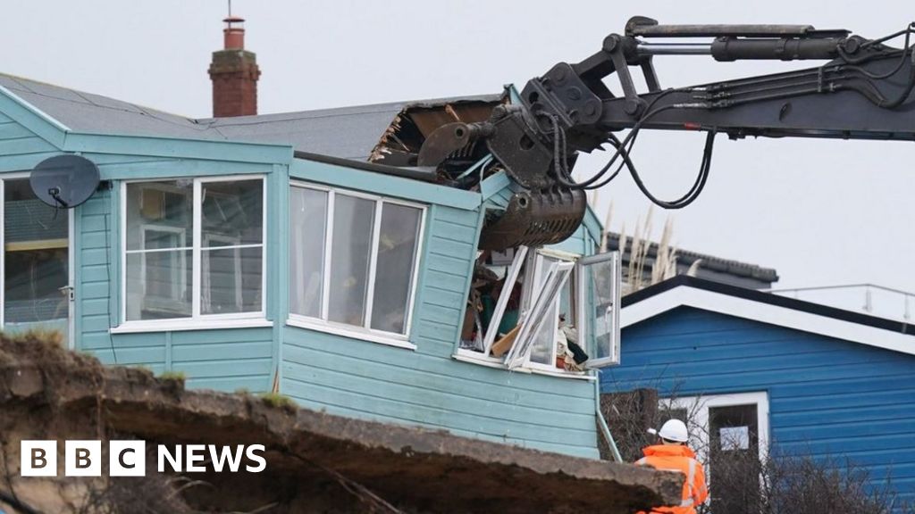 Hemsby: Demolition of five clifftop homes gets under way - BBC News
