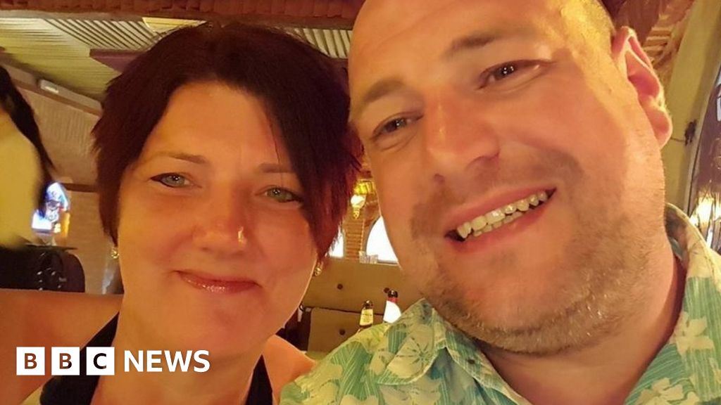 Dying Derby mum 'emotional' over wedding help - BBC News