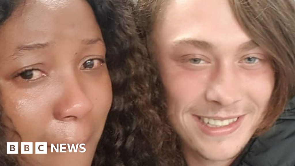 Kent woman's tears as homeless man returns lost bag - BBC News