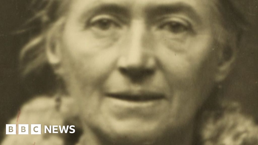 Guernsey's first female deputy to receive a blue plaque - BBC News