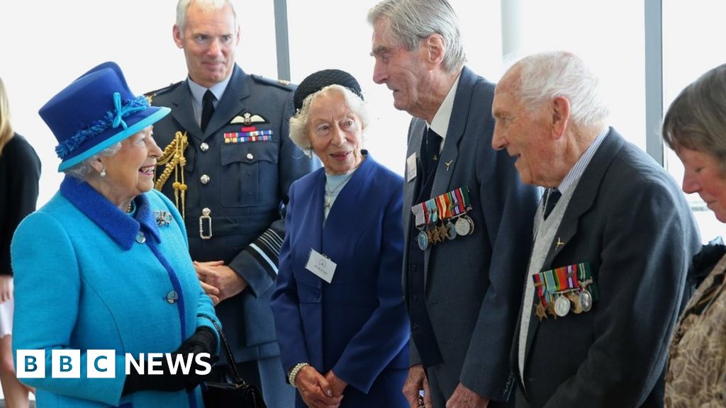 Queen Elizabeth II: Battle of Britain Memorial staff recall visit - BBC ...