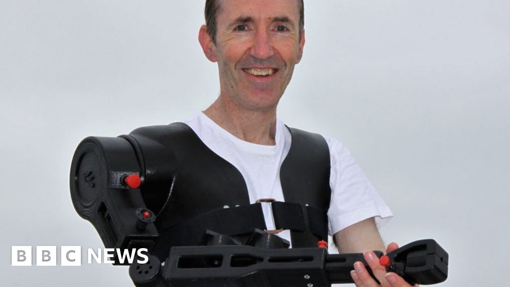 New Year Honours 2018: One-armed pilot from Leeds on list - BBC News