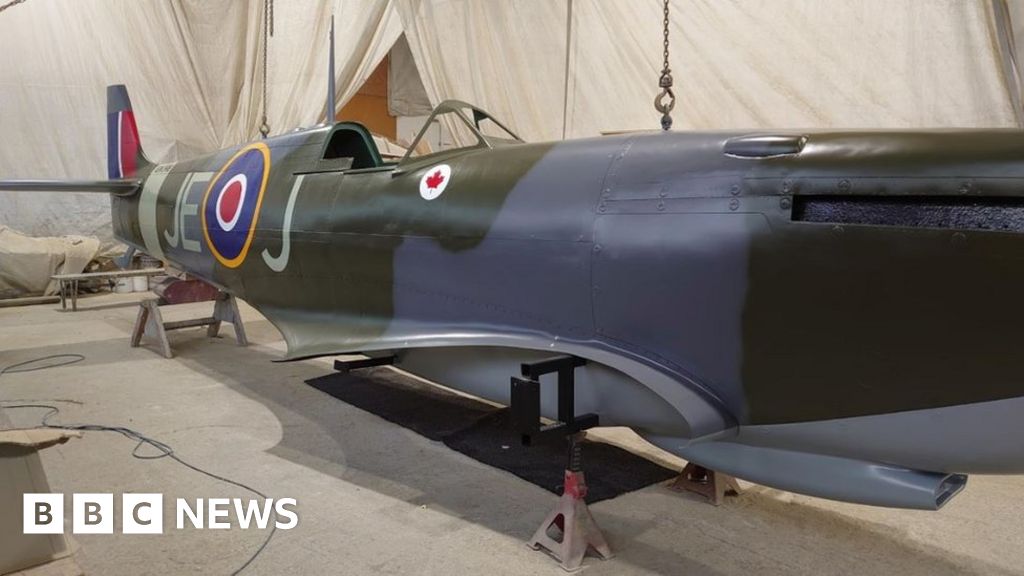 Salisbury Spitfire memorial to honour secret workforce - BBC News