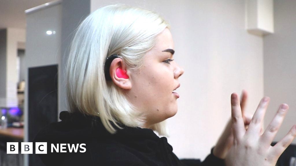'Why I made my hearing aids bright pink' - BBC News