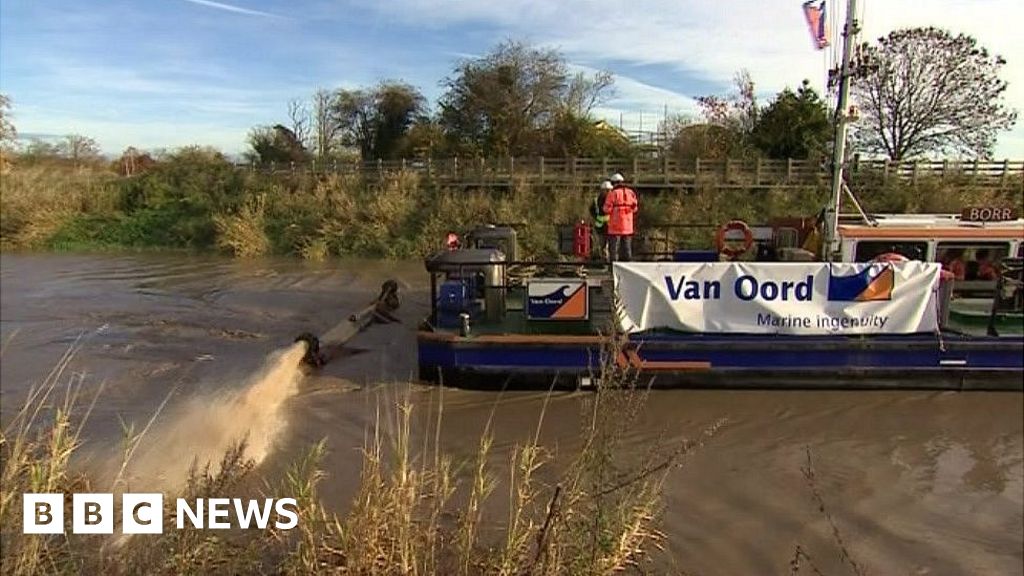 New dredging methods trialled on Somerset's River Parrett - BBC News