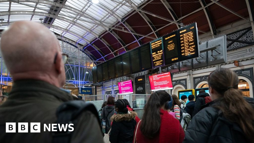 Reading to Paddington rail disruption continues - BBC News