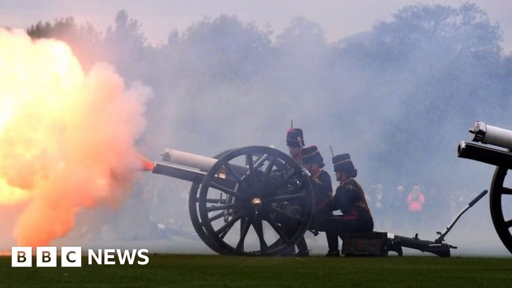 Royal baby: Gun salutes and bells welcome new prince - BBC News