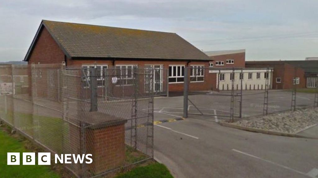 Saving 27-pupil Walney Island school 'not feasible' - BBC News