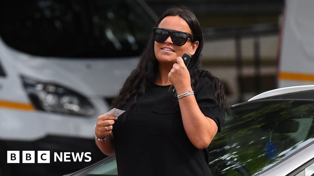 Prisoner officer's 'inappropriate' inmate relationship - BBC News