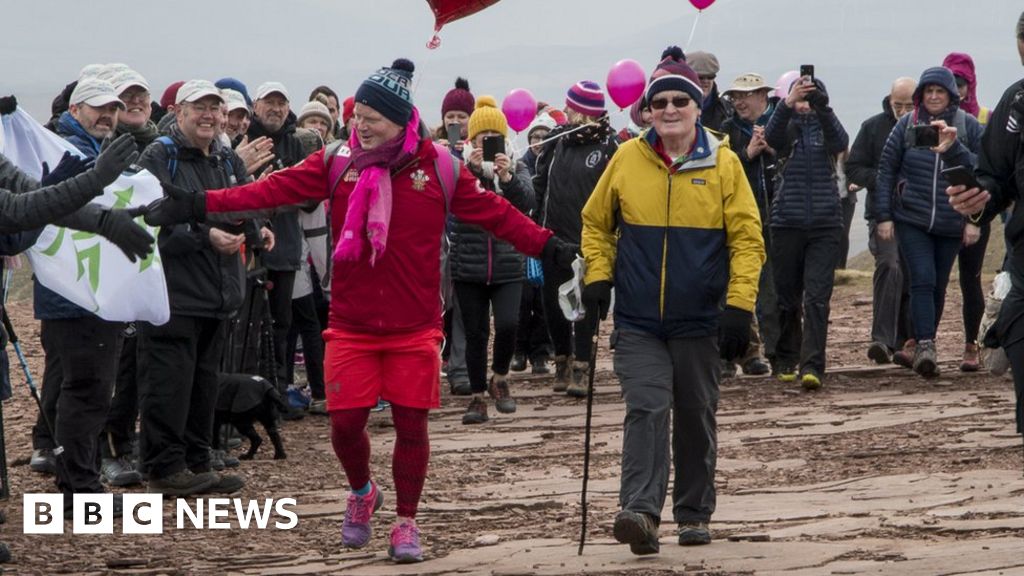 Tearful Des Lally ascends Pen y Fan for 365th time in a year - BBC News