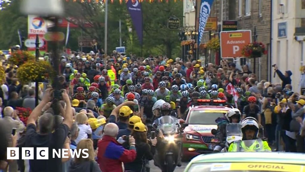 Tour of Britain: Prudhoe packed for cycling race start - BBC News