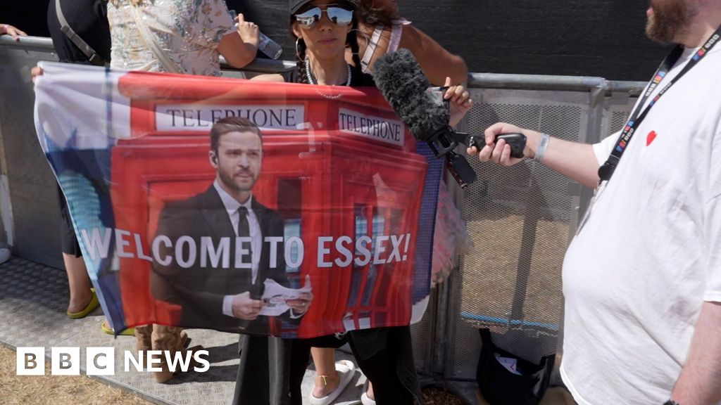 Watch: Justin Timberlake fans arrive at Chelmsford City Live