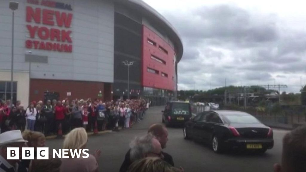 The funeral of Barry Chuckle has been held in Rotherham - BBC News