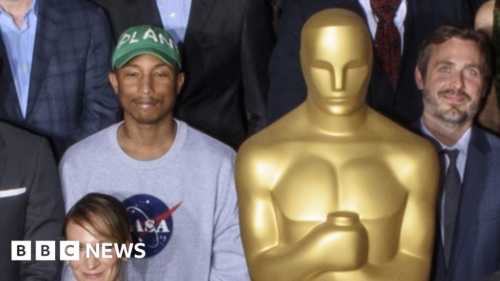 Oscars class photo: Seven things we spotted - BBC News